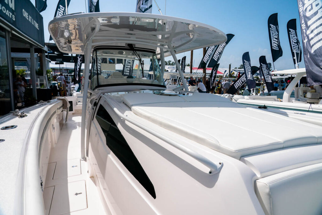 Intrepid Powerboats y Fast-Flag — Donde el lujo y la libertad se unen ...